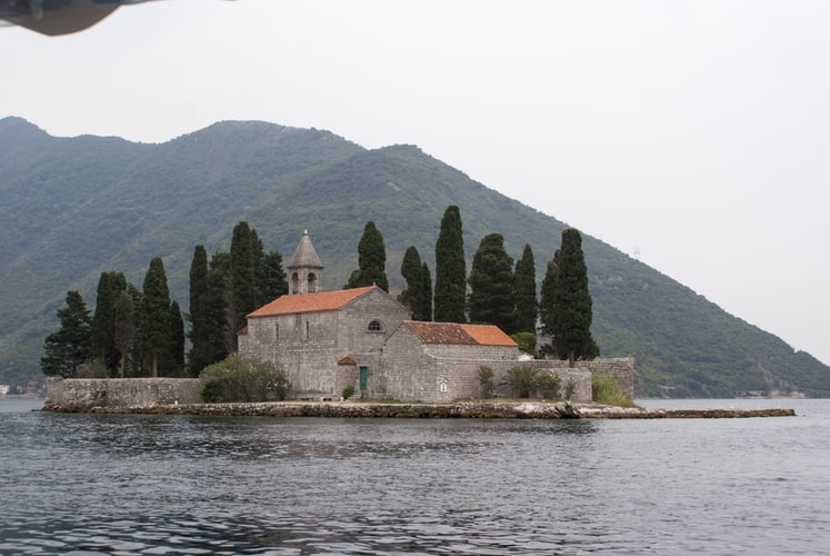 Intentional Communities for Moral Crusaders | New Oxford Review